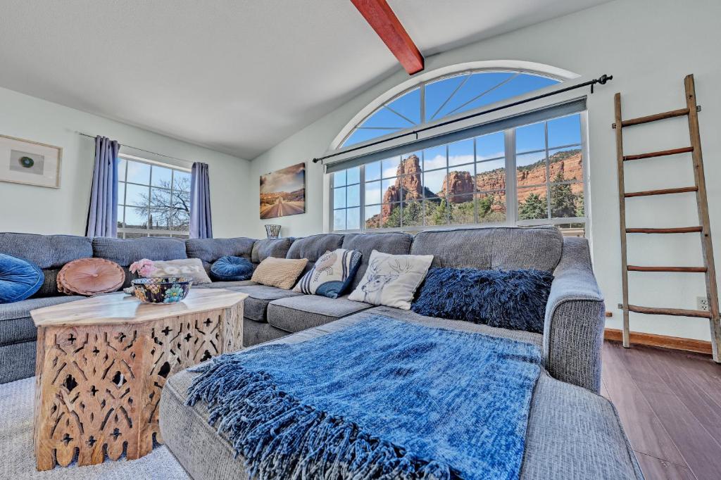 NEW! Huge Game Room, Hikeable, Red Rock View, Fireplace, Ping Pong ...