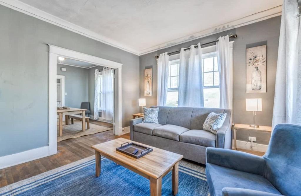 10 Min to U of Memphis-Rozelle Retreat Both Units, Memphis (updated ...