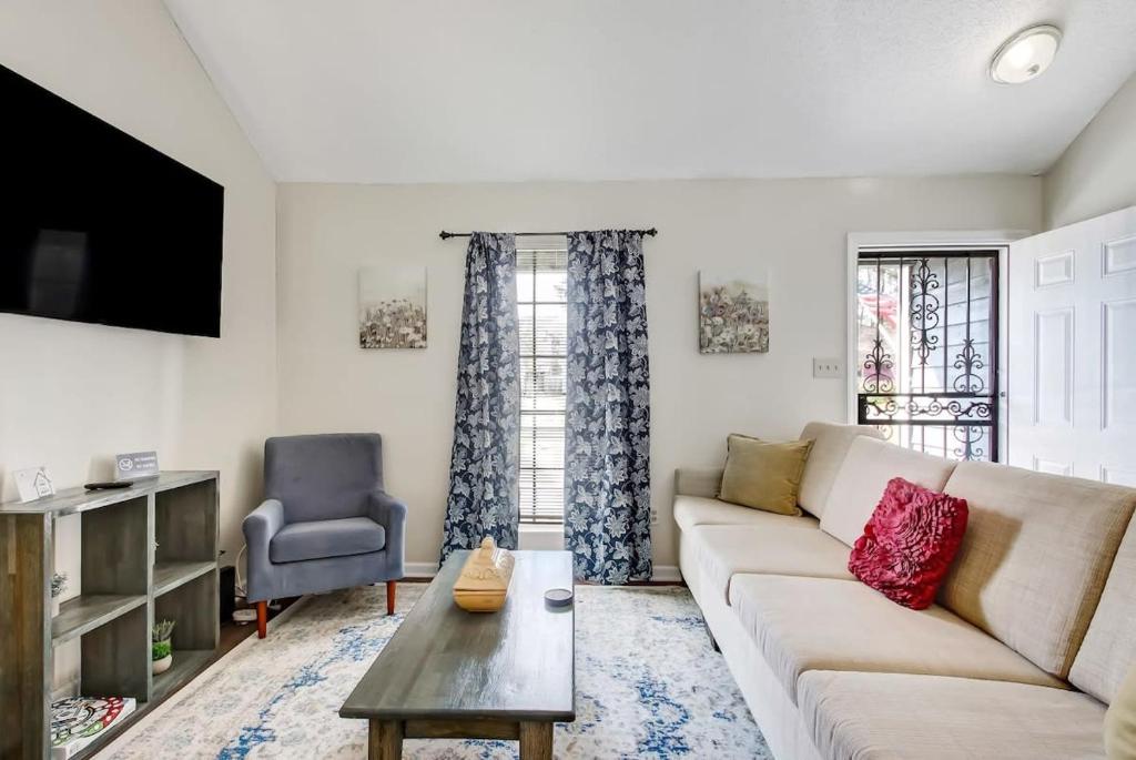 Nottingham Cottage on Robinhood, Savannah (updated prices 2026)