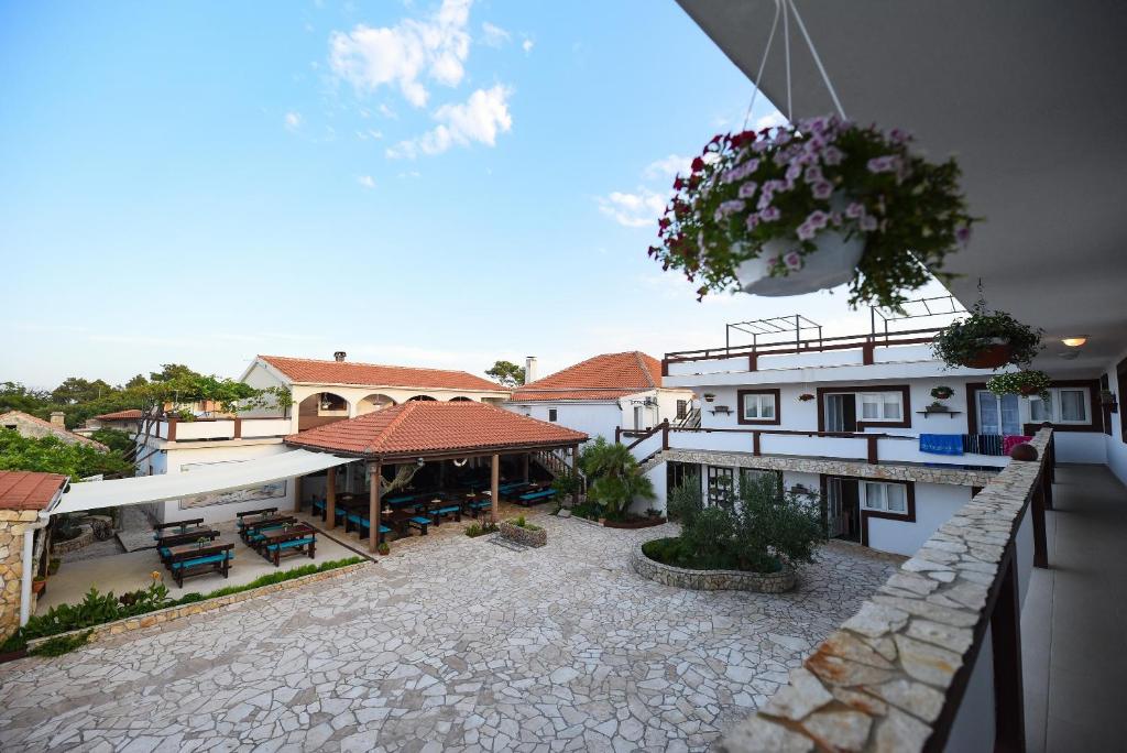 Rooms with a parking space Vir - 22996, Vir (updated prices 2025)