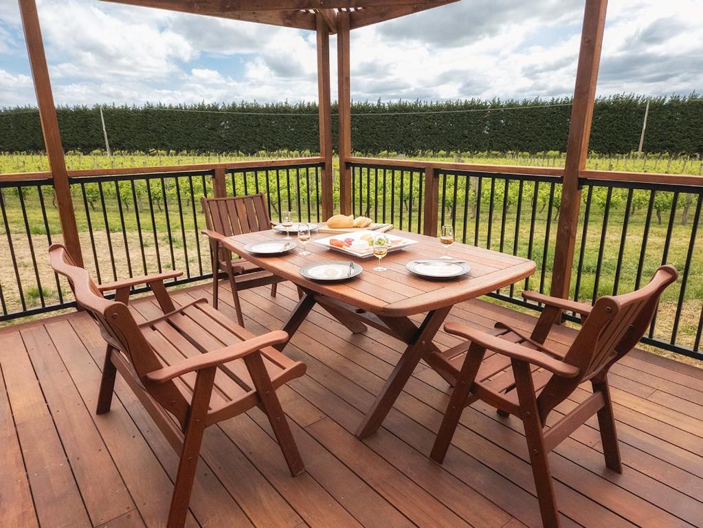 The Savvy Retreat - vineyard views, Martinborough (updated prices 2024)