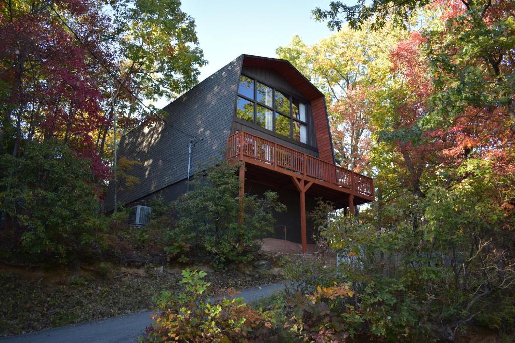 Treetops Chalet - 3bd/2bt Boutique Cabin w/Mt Leconte views in ...