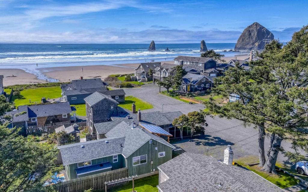 Odyssey - Cannon Beach - Meredith Lodging, Cannon Beach (updated prices ...