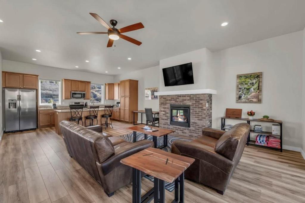 Modern 3BD with Views of Reservoir, Daniel (updated prices 2025)