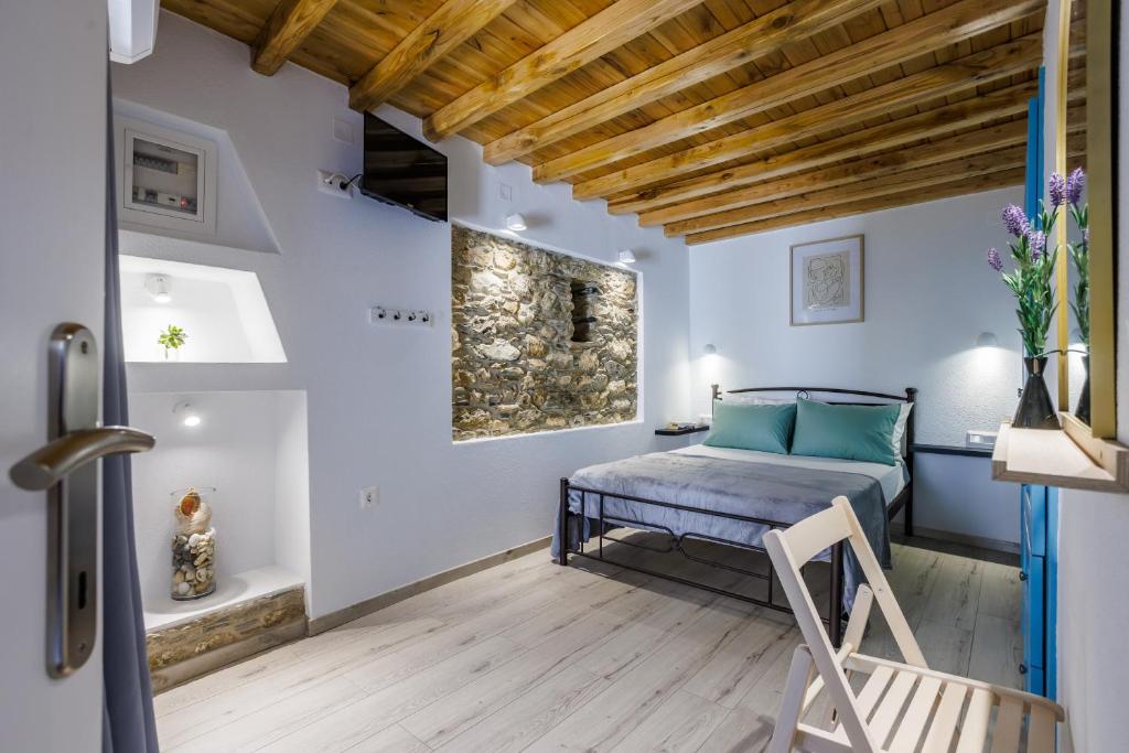 To Koukounari, Skopelos Town (updated prices 2025)