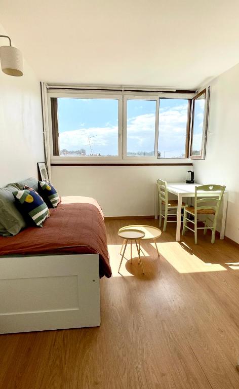Charming Bright Sunny Studio in Belleville, Pariz (posodobljene cene za ...