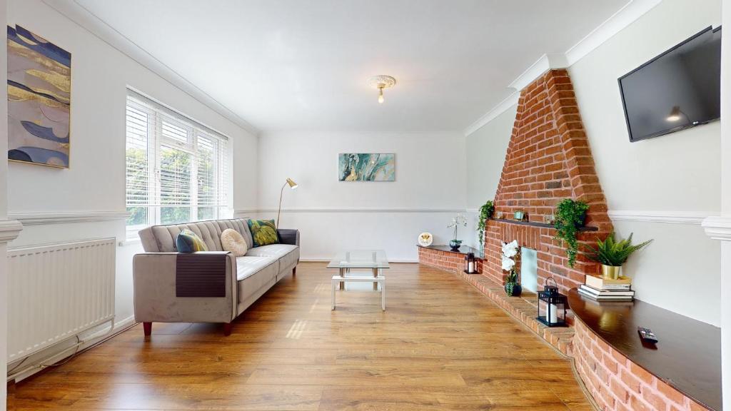 Stunning 3-Bed House in Basildon, Basildon – Updated 2024 Prices