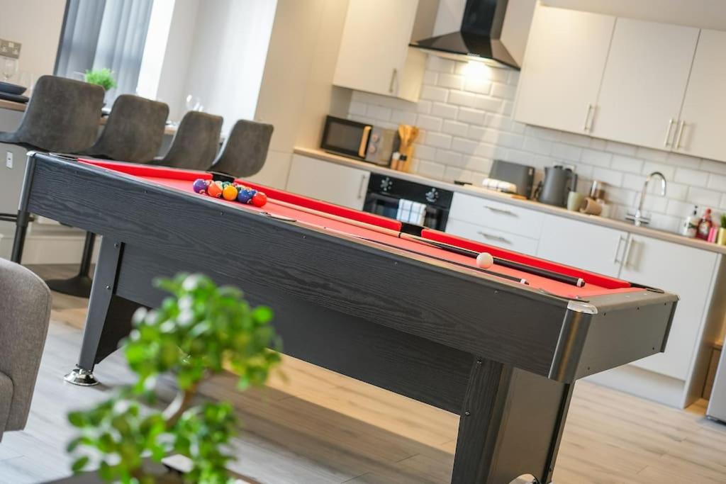 Modern 2 Bed Apt, 7ft Pool Table, Sheffield City Centre, FREE Parking ...