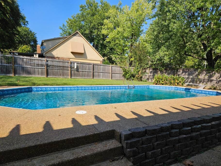Luxury Pool with King beds Near Shops and Dining, Memphis ...