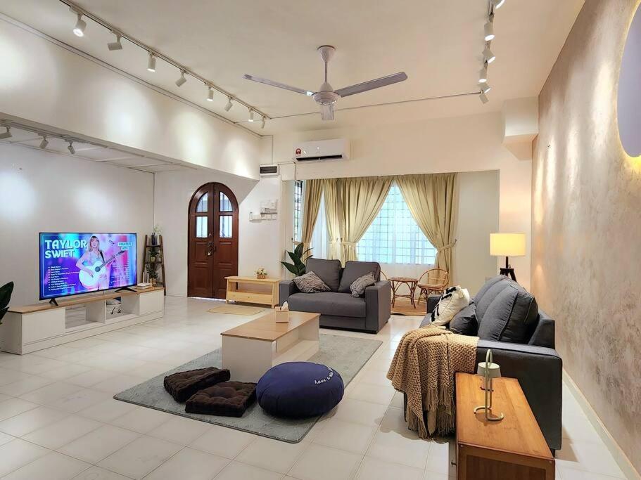 New!14pax,Petaling Jaya Damansara Landed Home next Starling Atria Mall ...