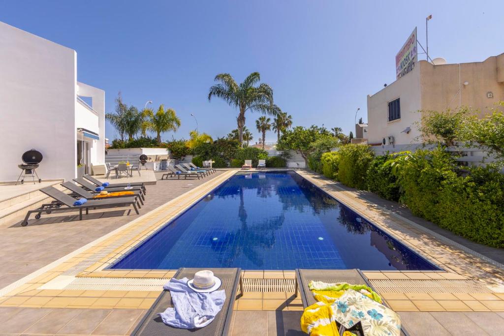 Azure Luxury Pool Azure Luxury Beach View Condo Staycation Manila,