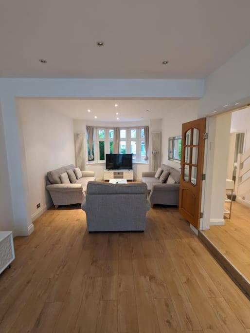 Large 6 Bedroom house in Hendon, Hendon (updated prices 2026)