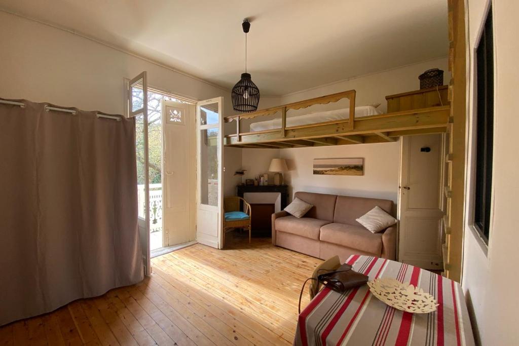 Pretty cocoon with two balconies, Arcachon (updated prices 2026)