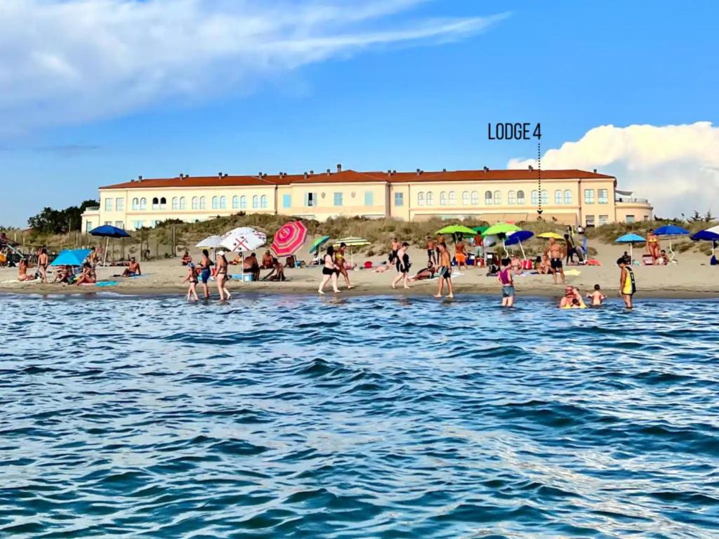 LODGE4 Seafront with private patio, family friendly, mins from Pisa ...