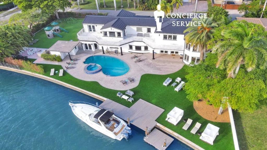 Beautiful Luxury 6500sf Mansion Estate w Intercoastal Access Heated ...