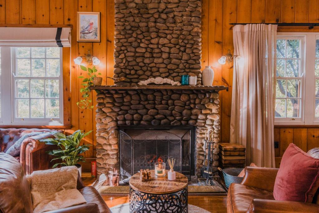 Heritage Log Cabin and Garden w Outdoor Hot Tub, Medlow Bath (updated ...