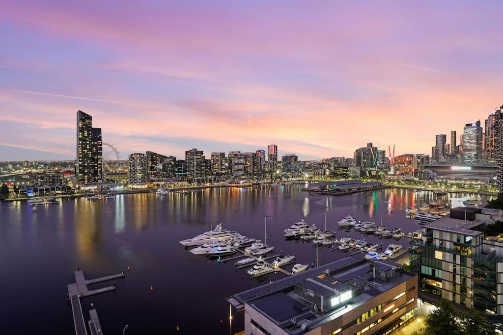 Waterfront 3Bed2B2C with 50 Sqm Expansive Balcony, Melbourne (updated ...