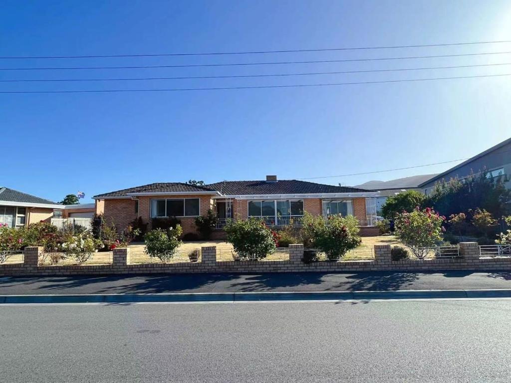 Rose Retreat with Water Front view at Montrose, Rosetta (precios ...