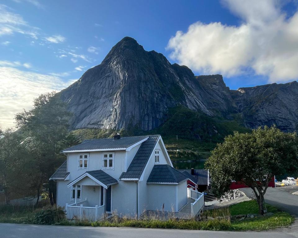 Husly Reine - your home with Reinebringen view, Reine (updated prices 2025)