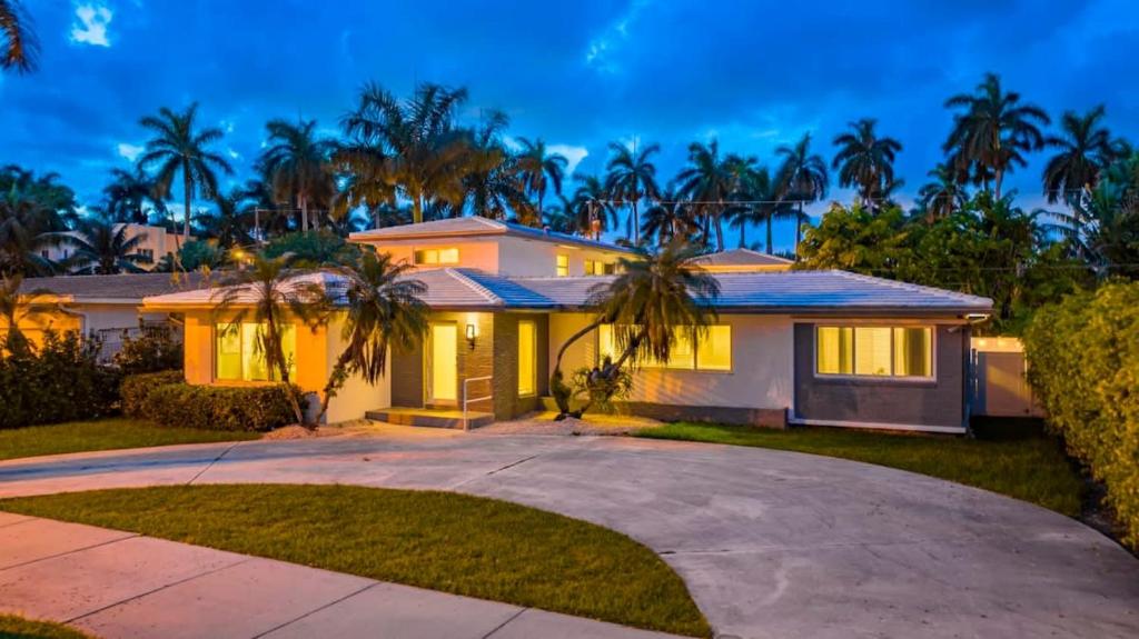 Upscale Retreat Heated Pool Game Beach 15 Min Walk - Hollywood, FL