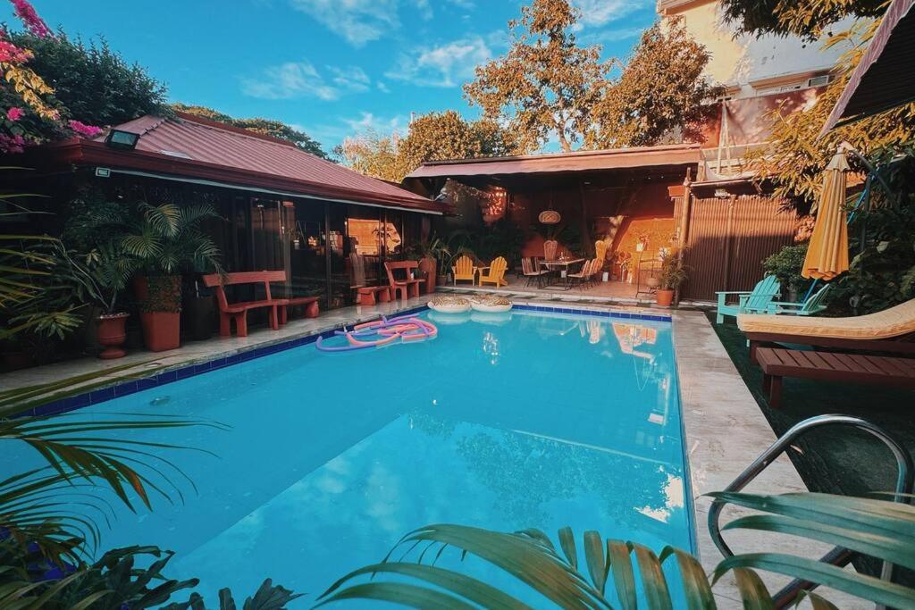 Bay Garden: Tropical Pool Villay, Manila (precios actualizados 2025)