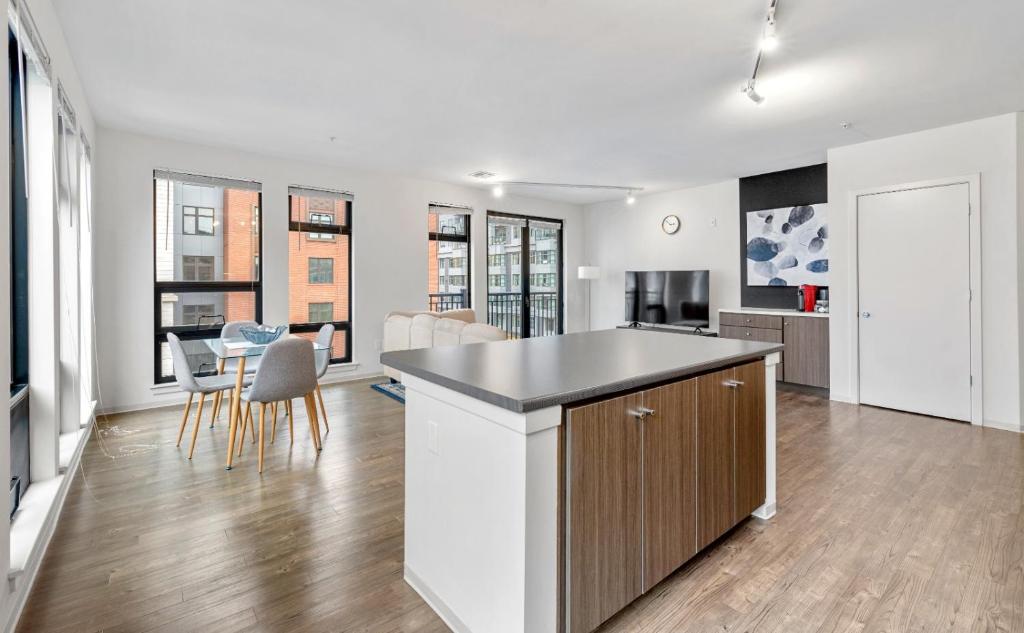 Fancy 2 bedroom apartment Assembly, Sommerville, Somerville (preços ...