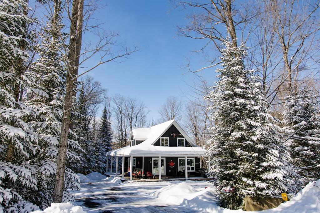 The Hidden Porch at Sir Sam's (hot tub & sauna), Haliburton (updated ...