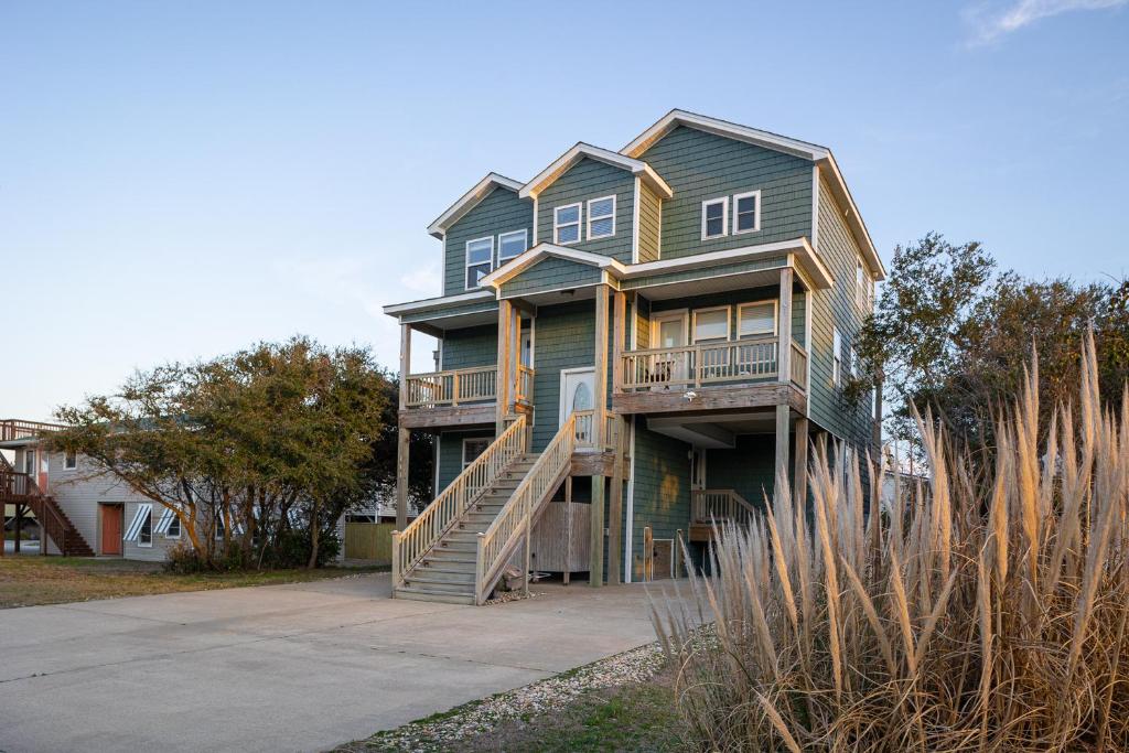 OBX Landing - Ocean Views, Walk to the Beach, KDH MP 7.5, Kill Devil ...