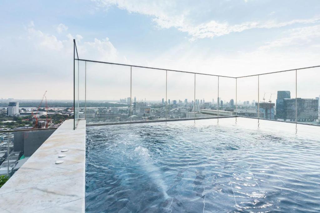 MRT Queen 15m One Stop Direct to BTS ASOK Borderless Swimming Pool, Ban ...