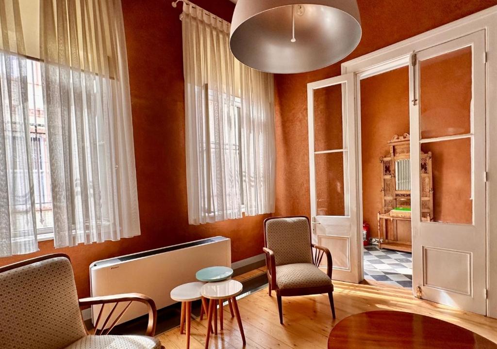 Private Central 2BR/2BA House w Patio&Terrace, Konak (aktualisierte Preise für 2025)