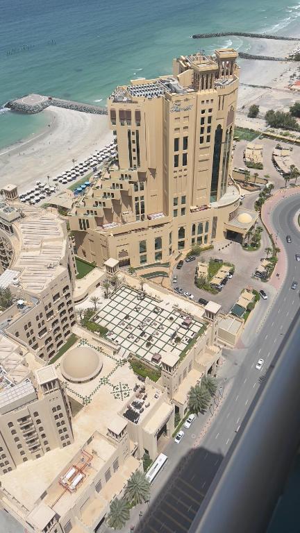 Ft 22 R1 Luxury Room attach bath Seaview Beach access Ajman غرفة فاخرة ...