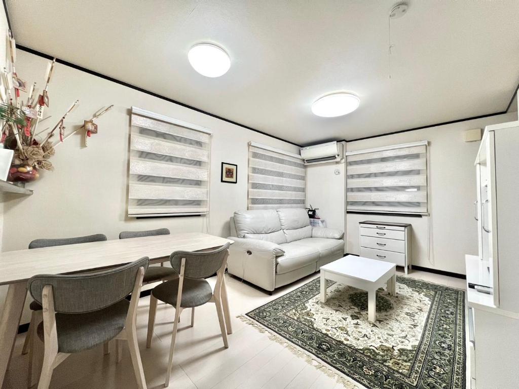 9 mins Direct to Ikebukuro 10mins to Ueno 13mins to Shinjuku 3min to ...