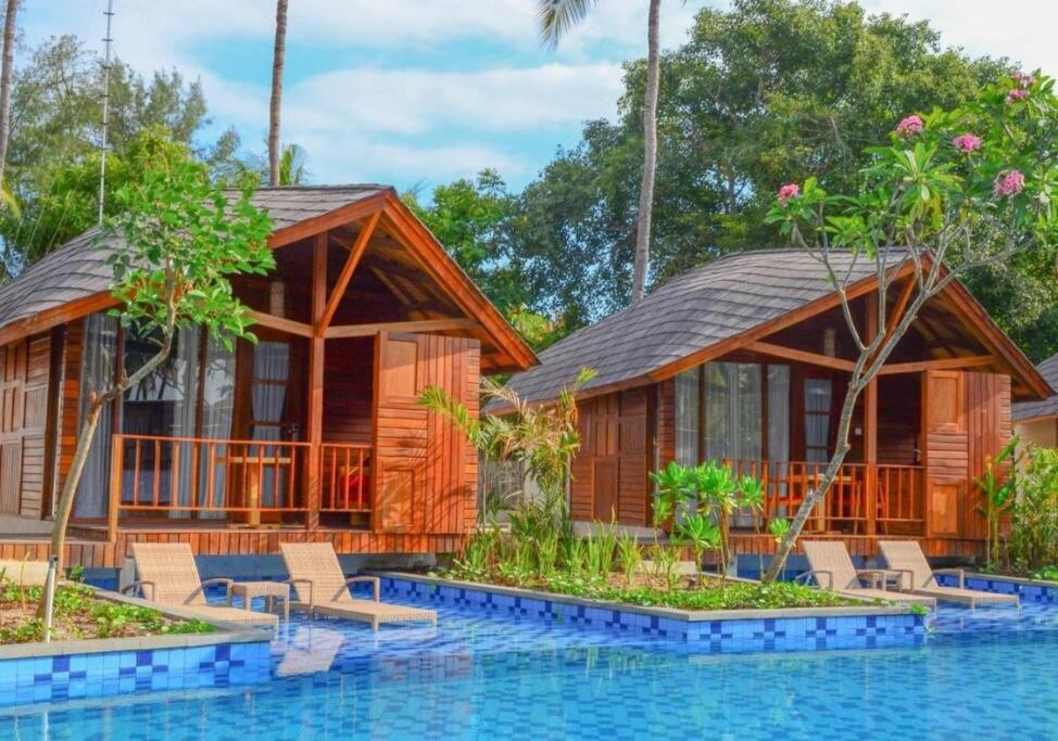 Private Lagoon House 7 BR in The Beach Front CYN, Gili Air ...