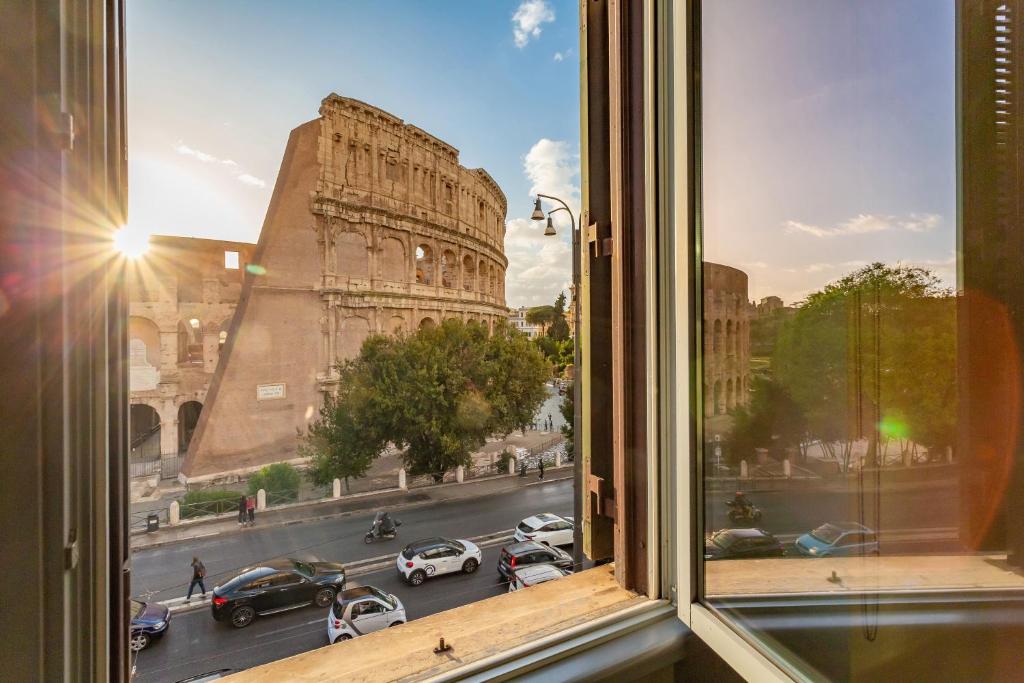 Iconic apartment with unique Colosseum view, Rome (updated prices 2025)