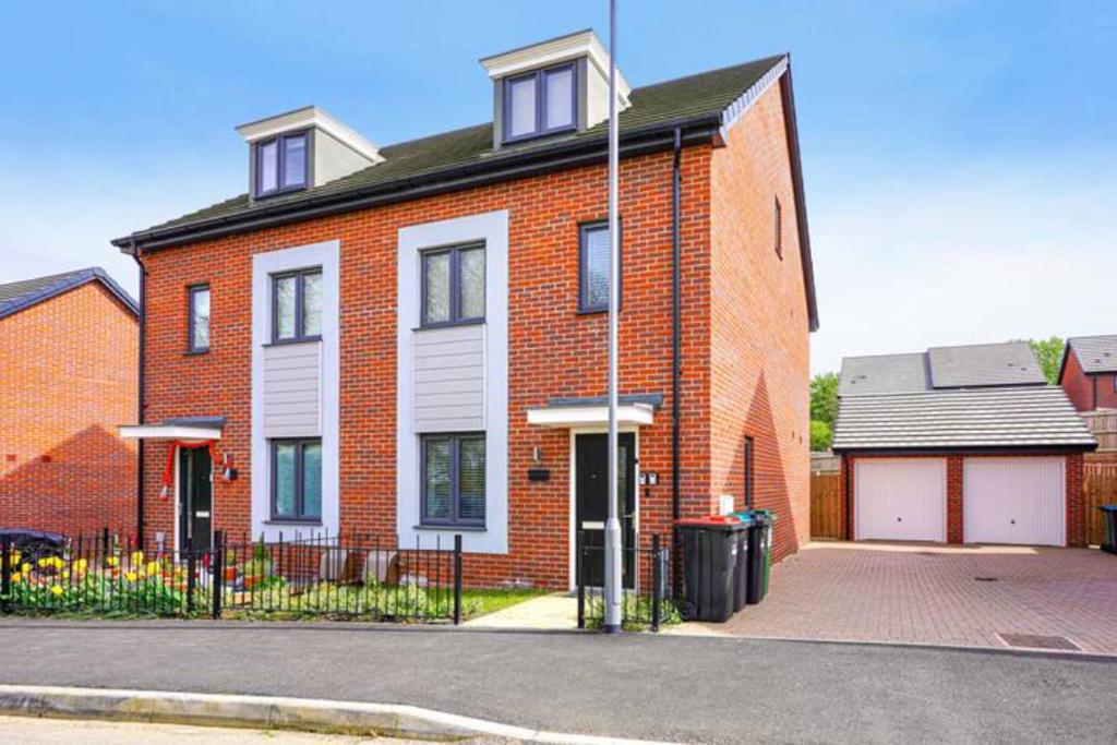 Wavendon Retreat - Sleeps 6 - Free Parking, Fast Wifi and Smart TV by ...