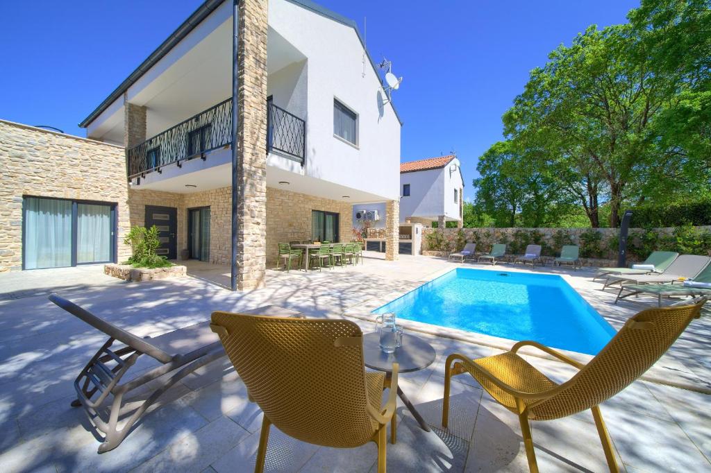 VILLA - BELLISSIMA Malinska with private heated pool and table tennis - smart TV, Malinska ...