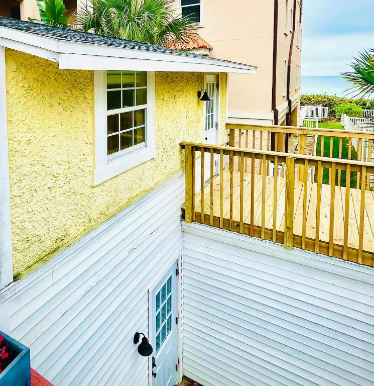 Beachside Historic Cottage - Steps to Sand!, Clearwater Beach (updated ...