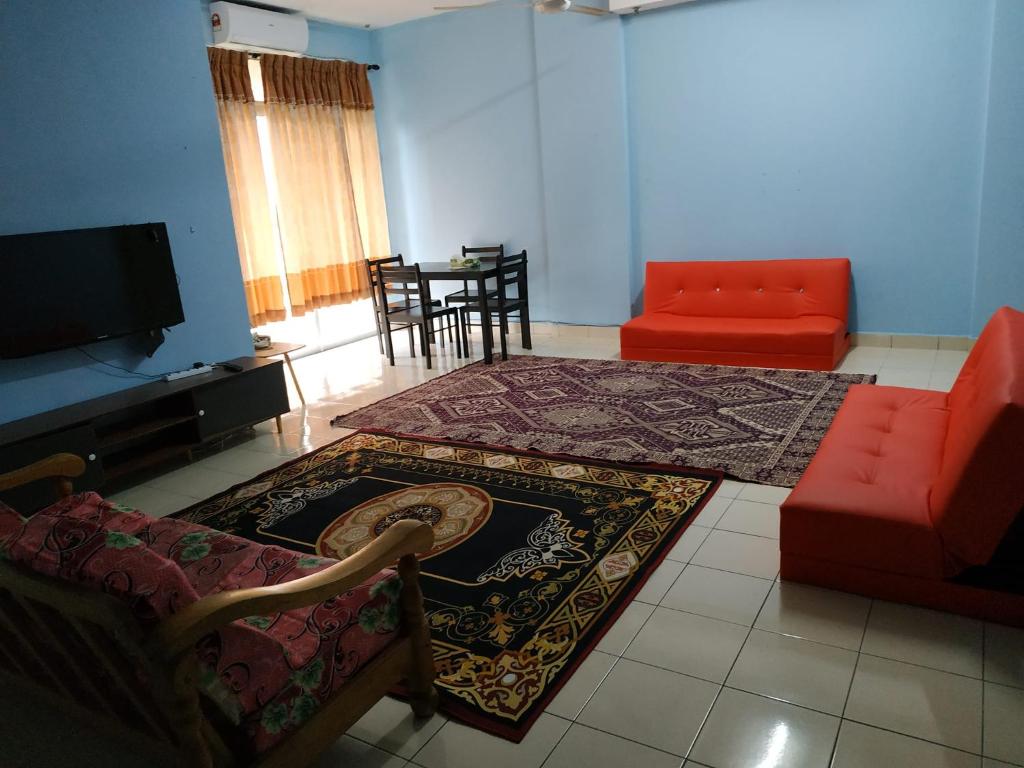 Budget Homestay Mantin Villa with 3 rooms and big swimming pool, Mantin ...