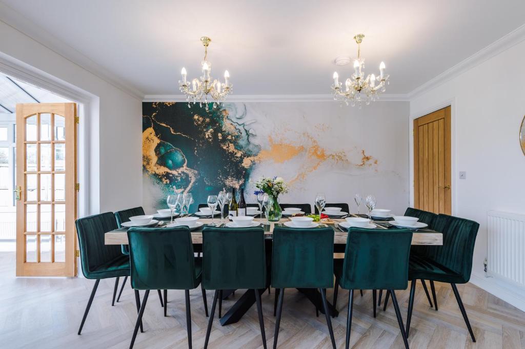 Damson House- Spacious, Modern 6 bedroom Executive House - Ideal for ...
