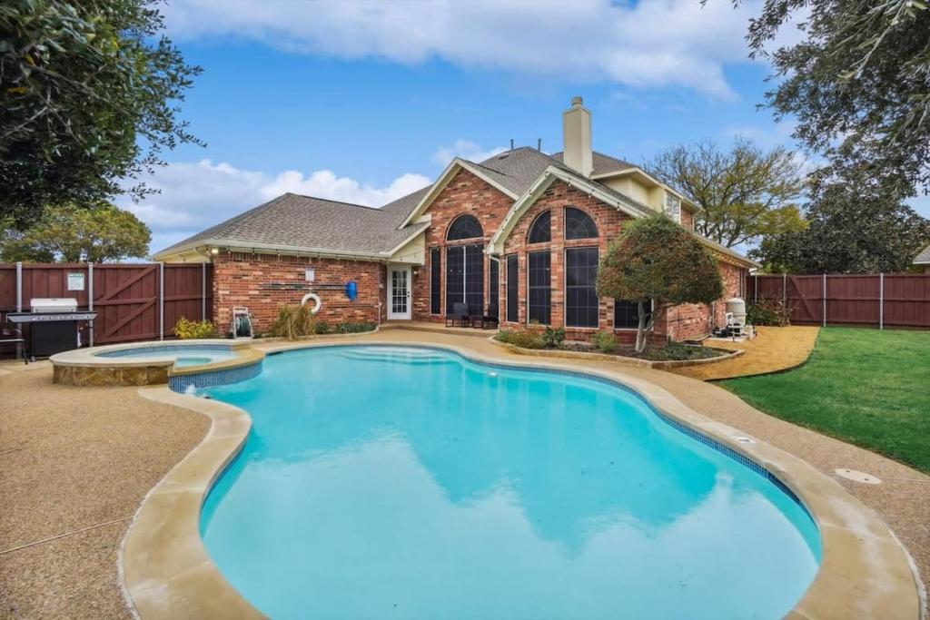 Modern Spacious - Pool & Backyard Oasis & Cinema, Rowlett (updated ...