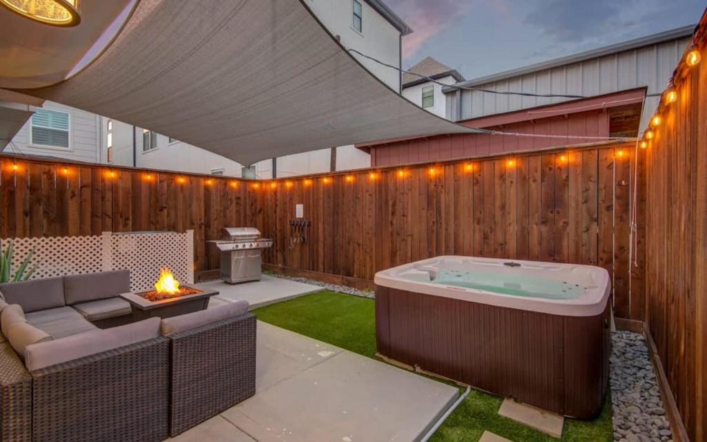 Houston Central Location - Stylish with Jacuzzi, Houston (updated ...