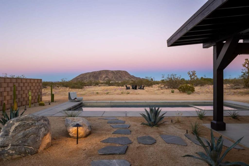 Escondite: Modern Desert Hideout w Pool + Spa, Landers (updated prices ...