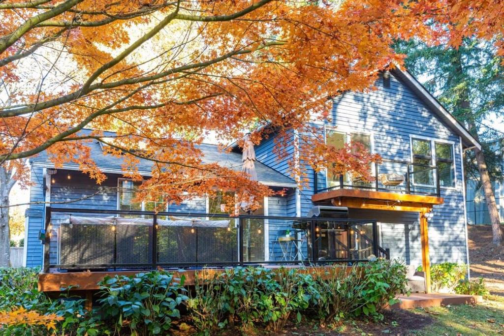 Bellevue Hidden Forest Blue House 4 min to DT, Bellevue (updated prices ...