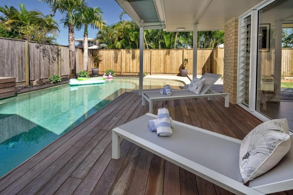 Wurtulla Beachside Family Haven, Steps to the Sea & Pool, Kawana Waters ...