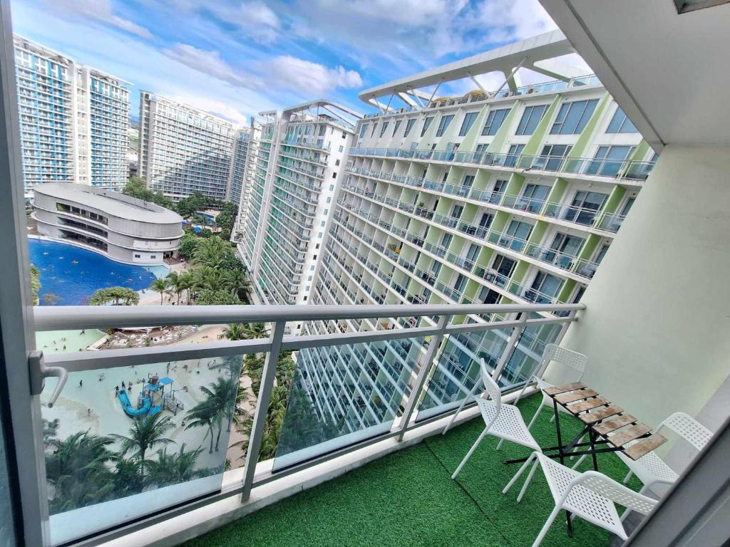 2BR Beach View Azure Staycation by Azure Zen Escape - Up to 6 pax + 1 ...