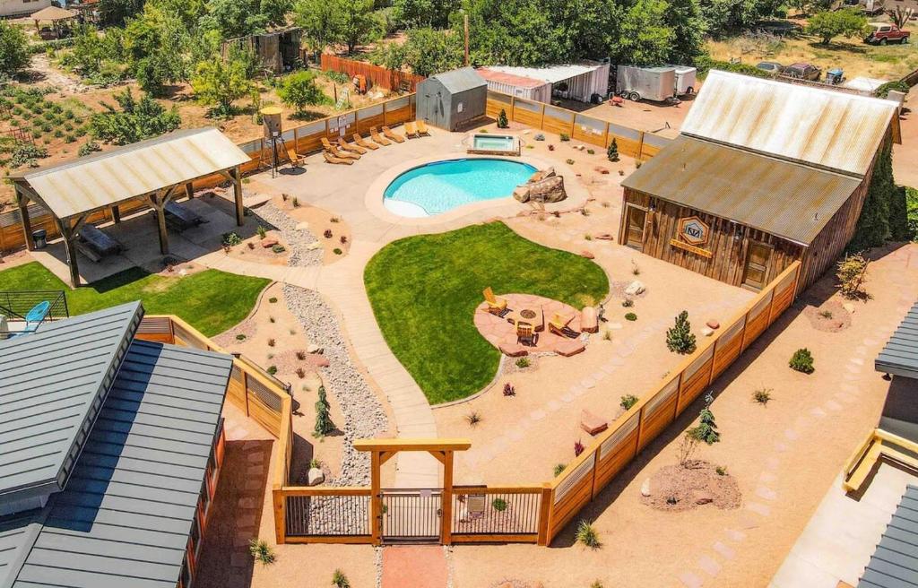 Timber & Tin E 2Bed 2Bath w Pool & Rooftop Deck, Kanab (updated prices ...