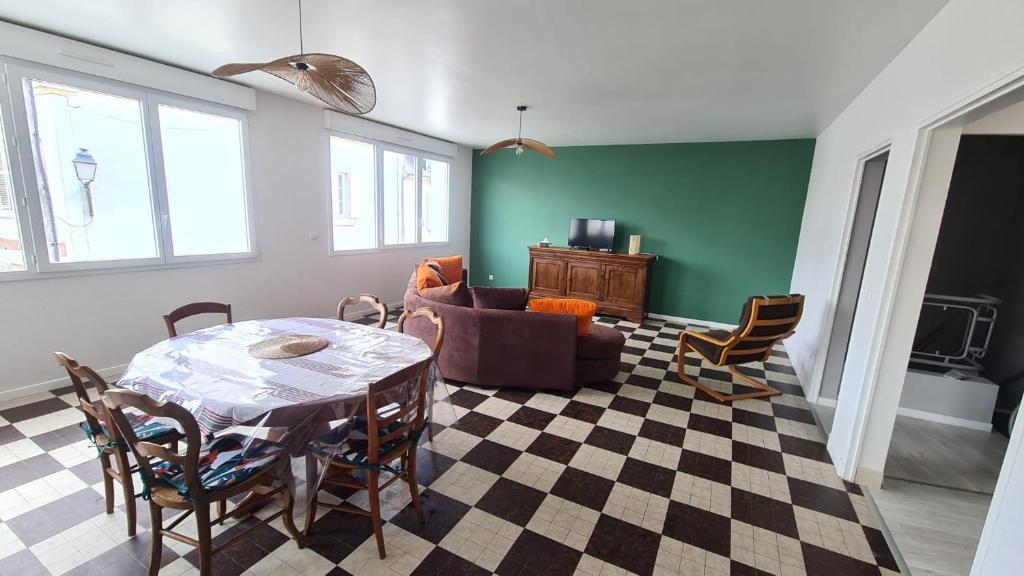 Chez Delphine, Vatan (precios actualizados 2025)