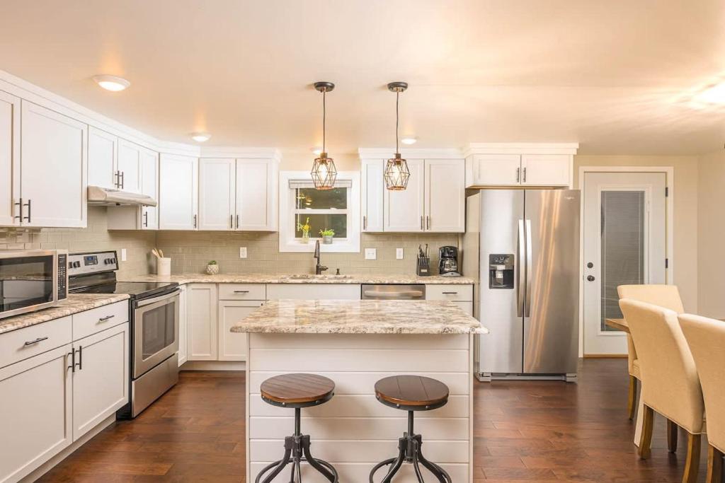 Ledgeview Luxury sleeps 11, De Pere (updated prices 2025)