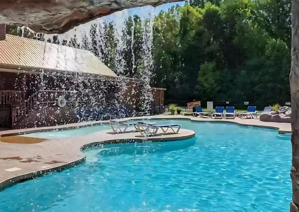 Mins to DT Gatlinburg~ Hot Tub~ Community Pool, Gatlinburg (updated ...