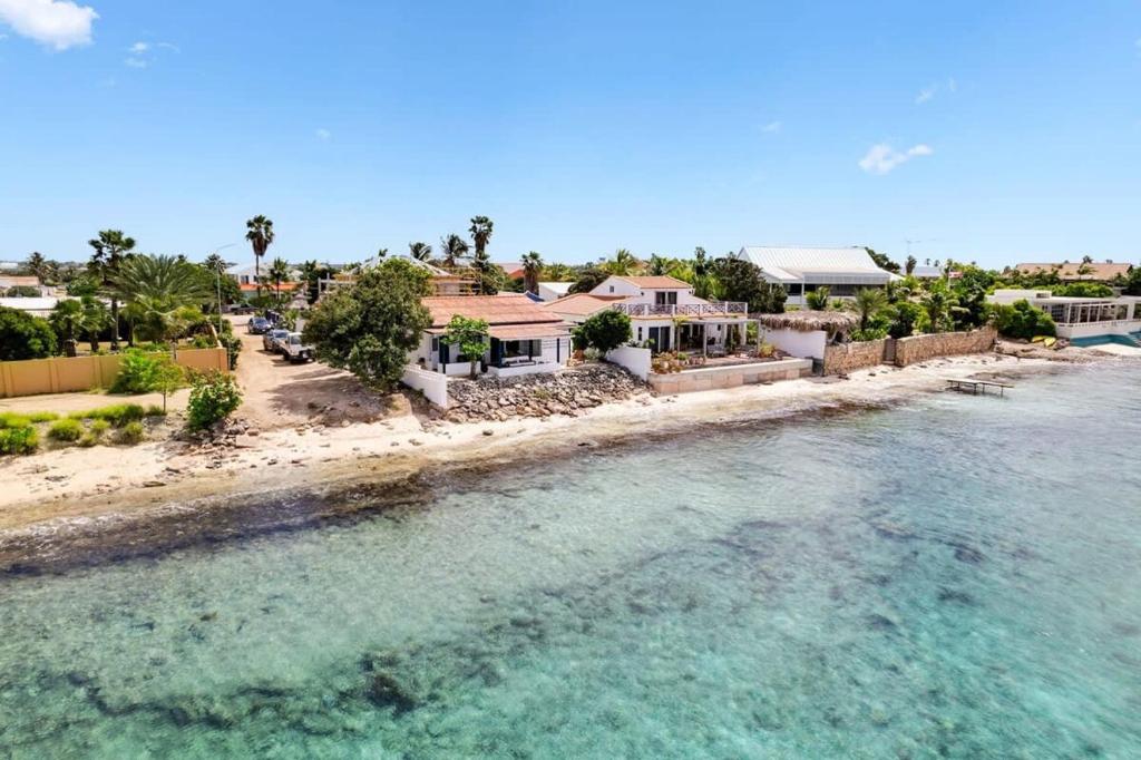 Pixel Paradise Oceanfront Villa with Stunning Views, Kralendijk ...